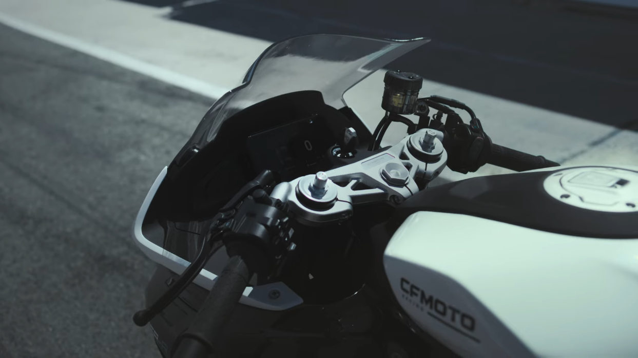 94匹三缸引擎、KYB全可調懸吊、195公斤重！CFMOTO 675SR-R 三缸仿賽登場 | SUPERMOTO8